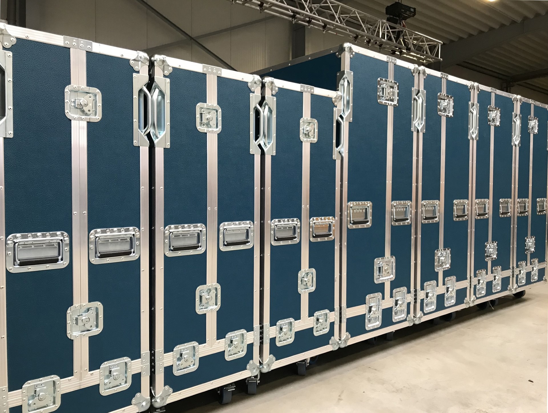 Neue Vario-Cases 60 bis 95″ - OKG-AV